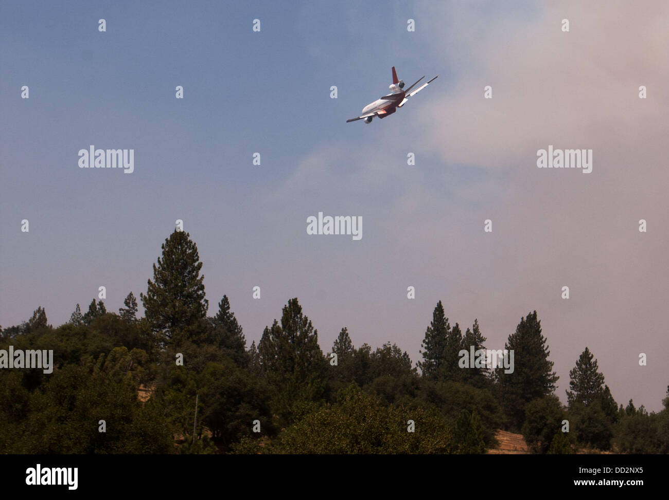 Buck Meadows, CA, USA. 23rd Aug, 2013. A DC-10 Air Tanker works it's ...