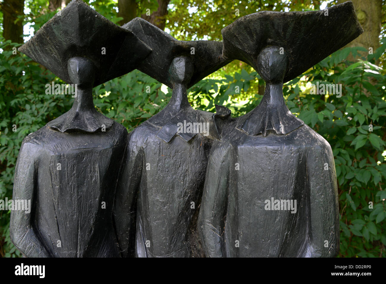 A sculpture of three women Stock Photo - Alamy