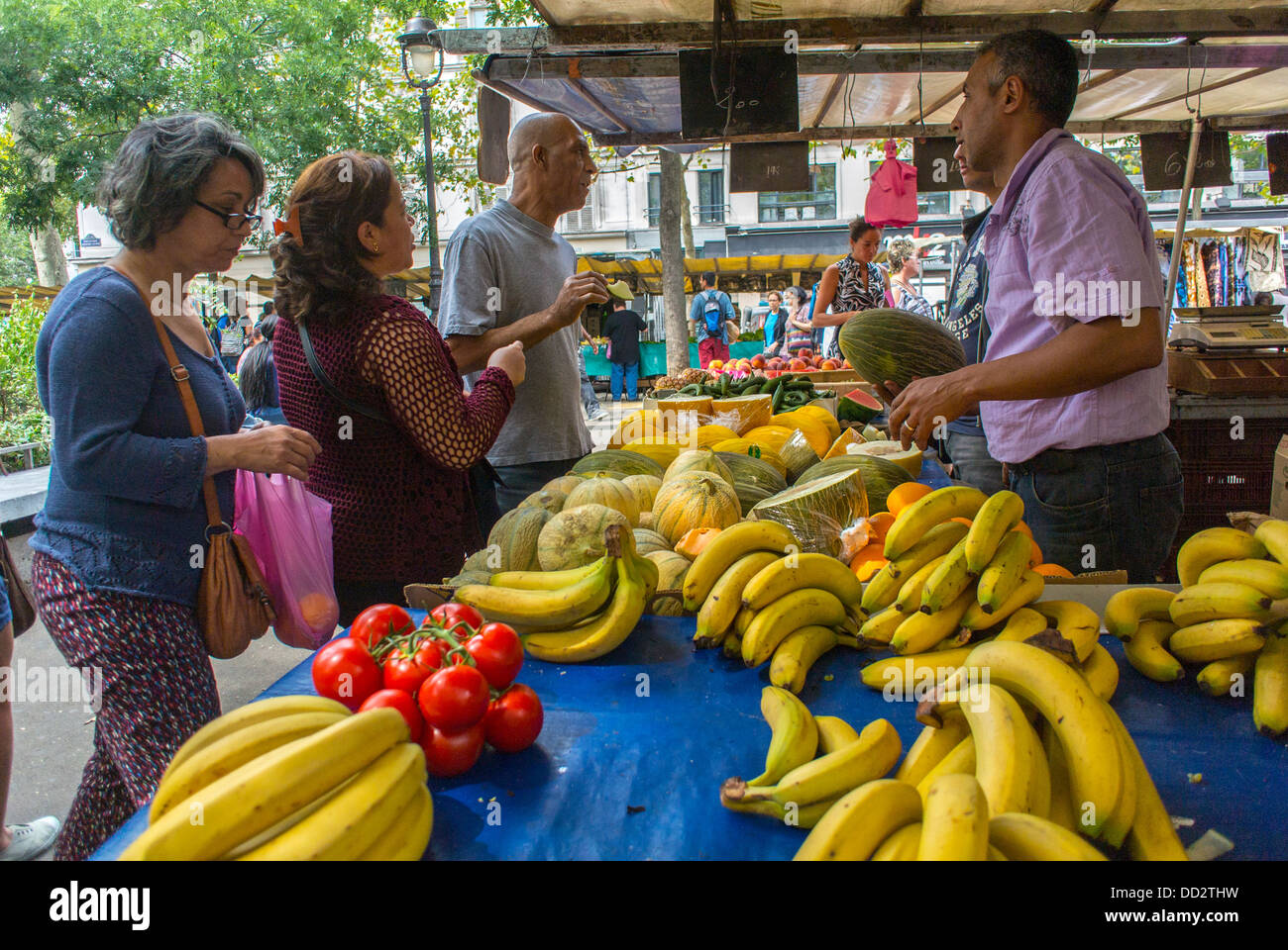 Paris man shopping woman hi-res stock photography and images - Alamy