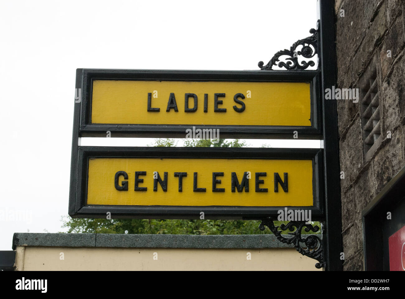 Overhead signs hi-res stock photography and images - Alamy