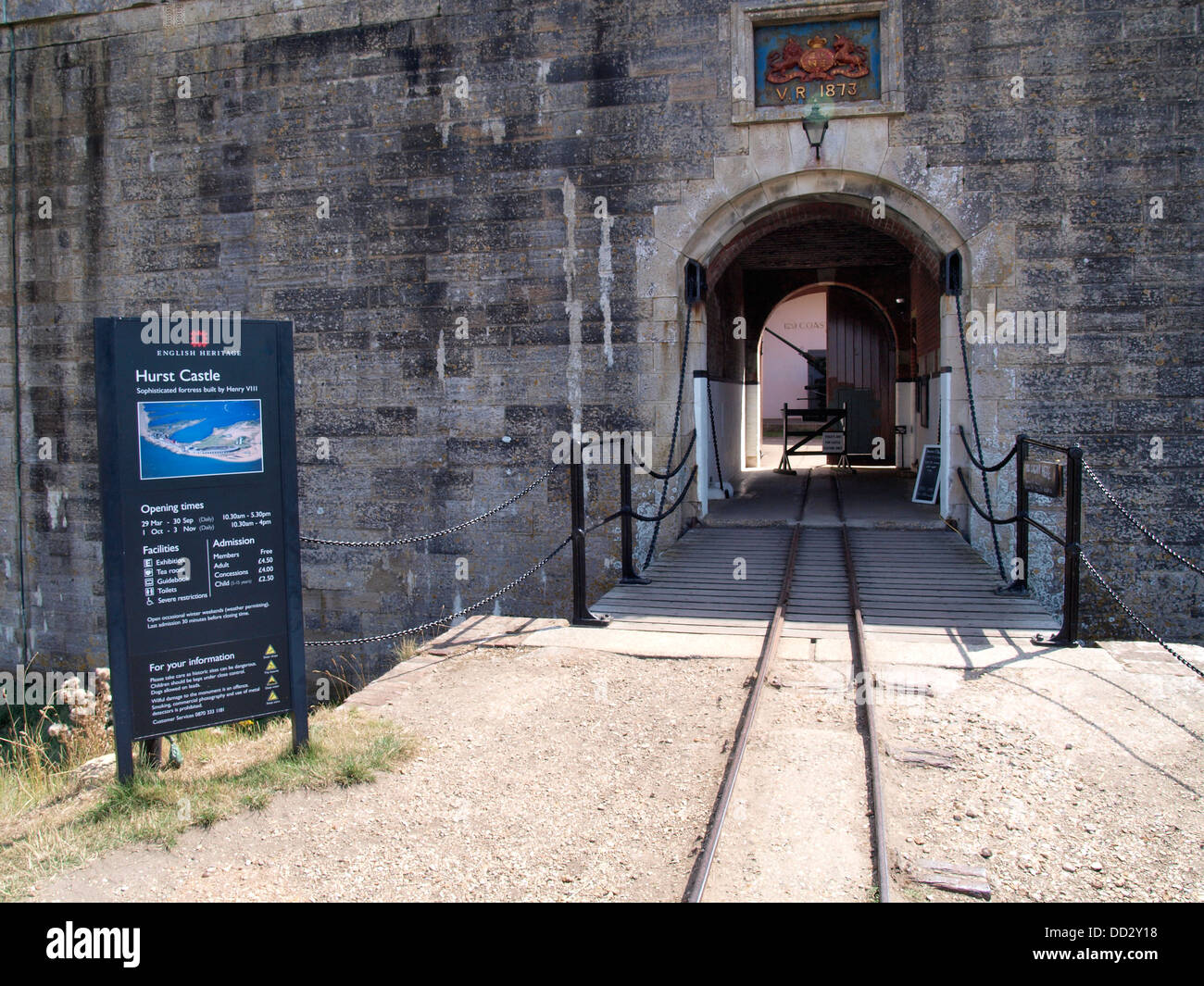 Draw bridge castle hi-res stock photography and images - Alamy