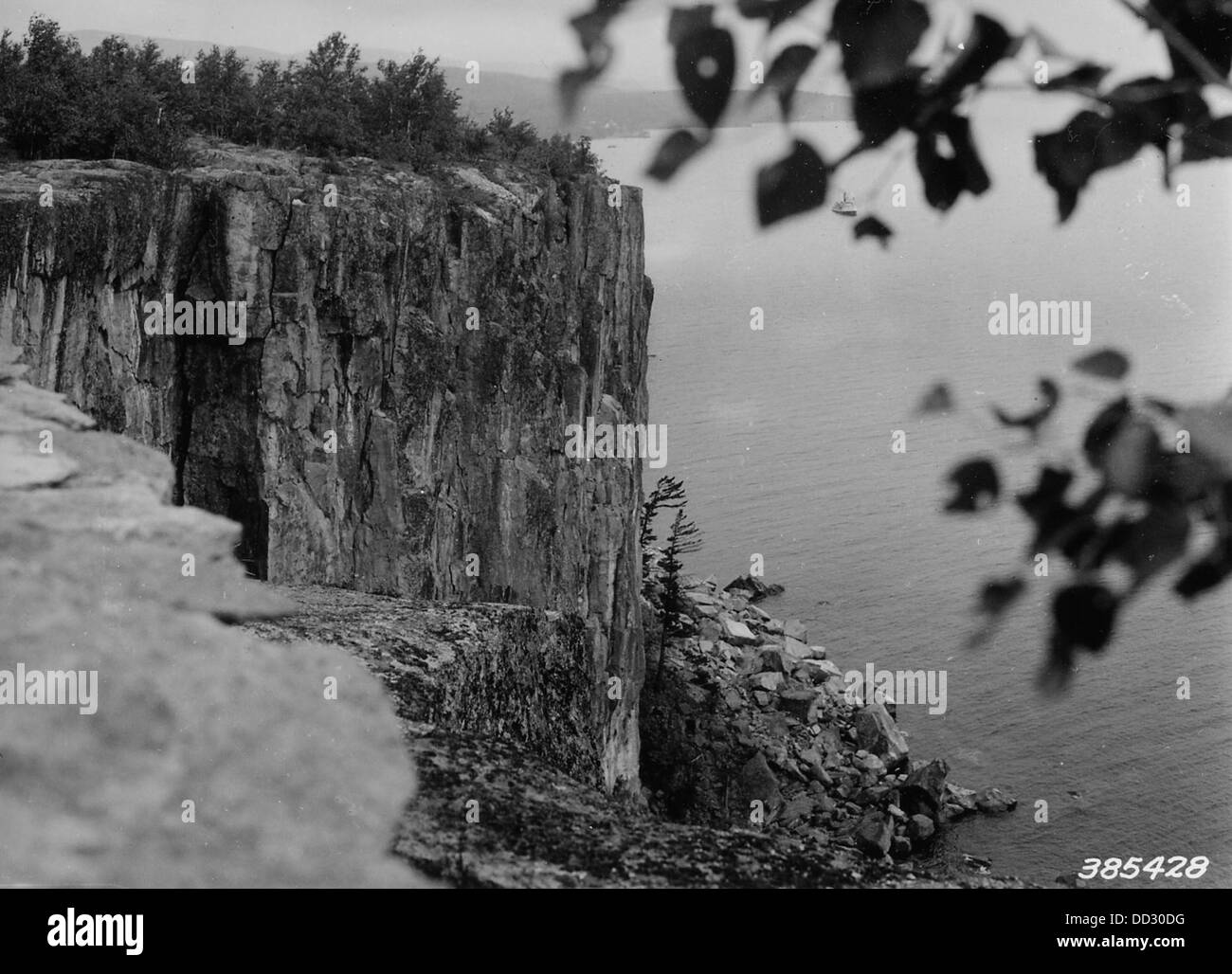 A photograph of the Palisades, a dramatic and scenic geological feature ...