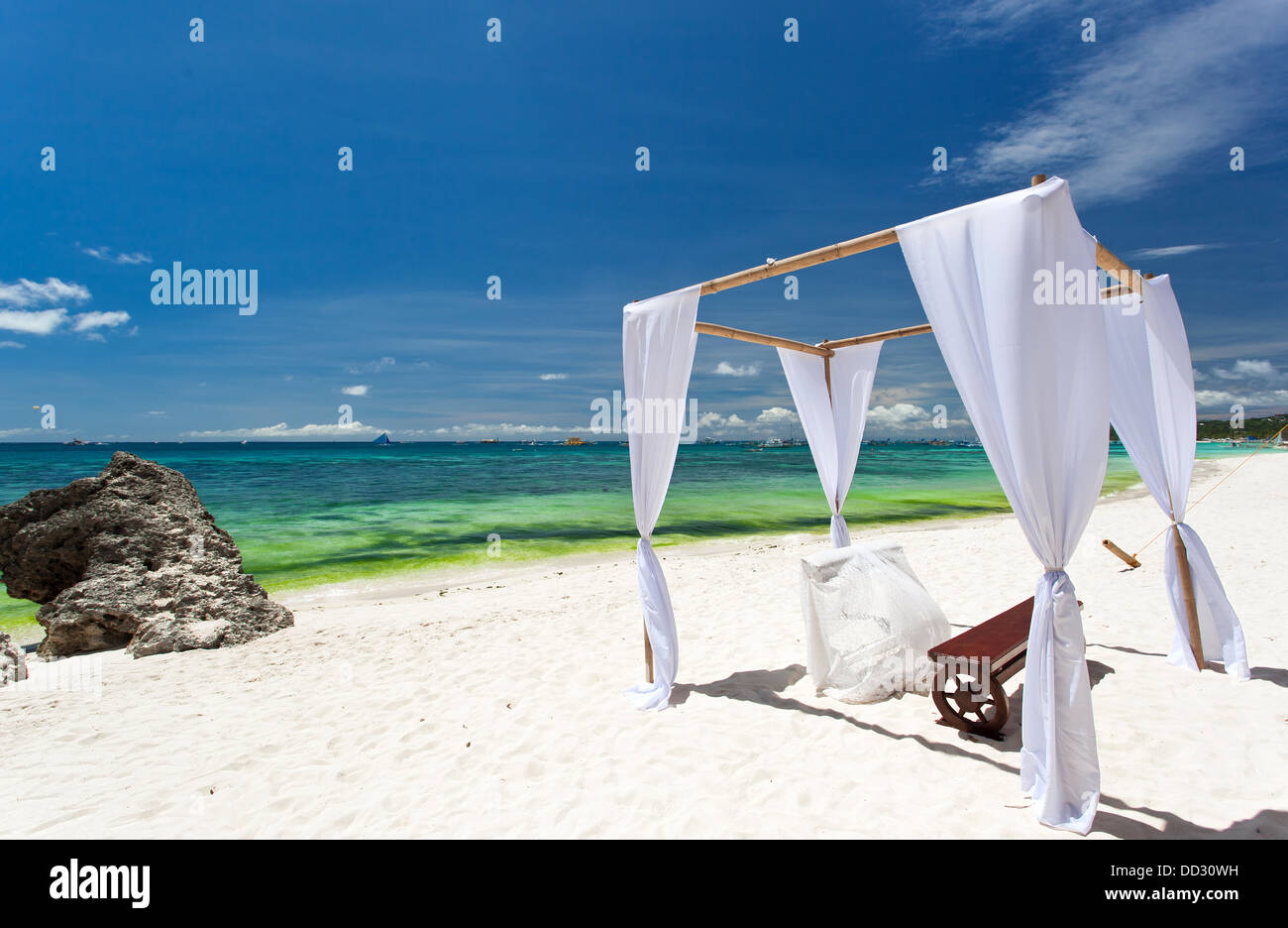 Wedding arch on tropical beach Stock Photo - Alamy