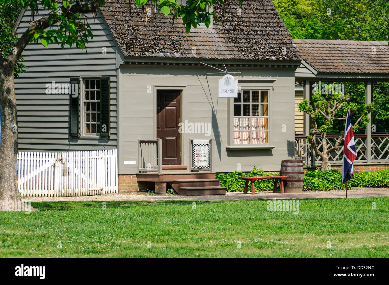McKenzie Shop, Palace Street, Colonial Williamsburg, Virginia Stock ...