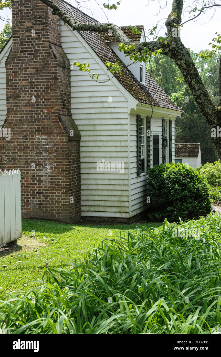 Clapboard siding with white fence hi-res stock photography and images ...