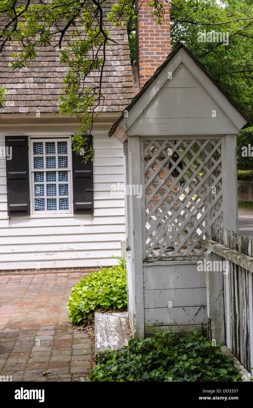 Water well colonial williamsburg hi-res stock photography and images ...