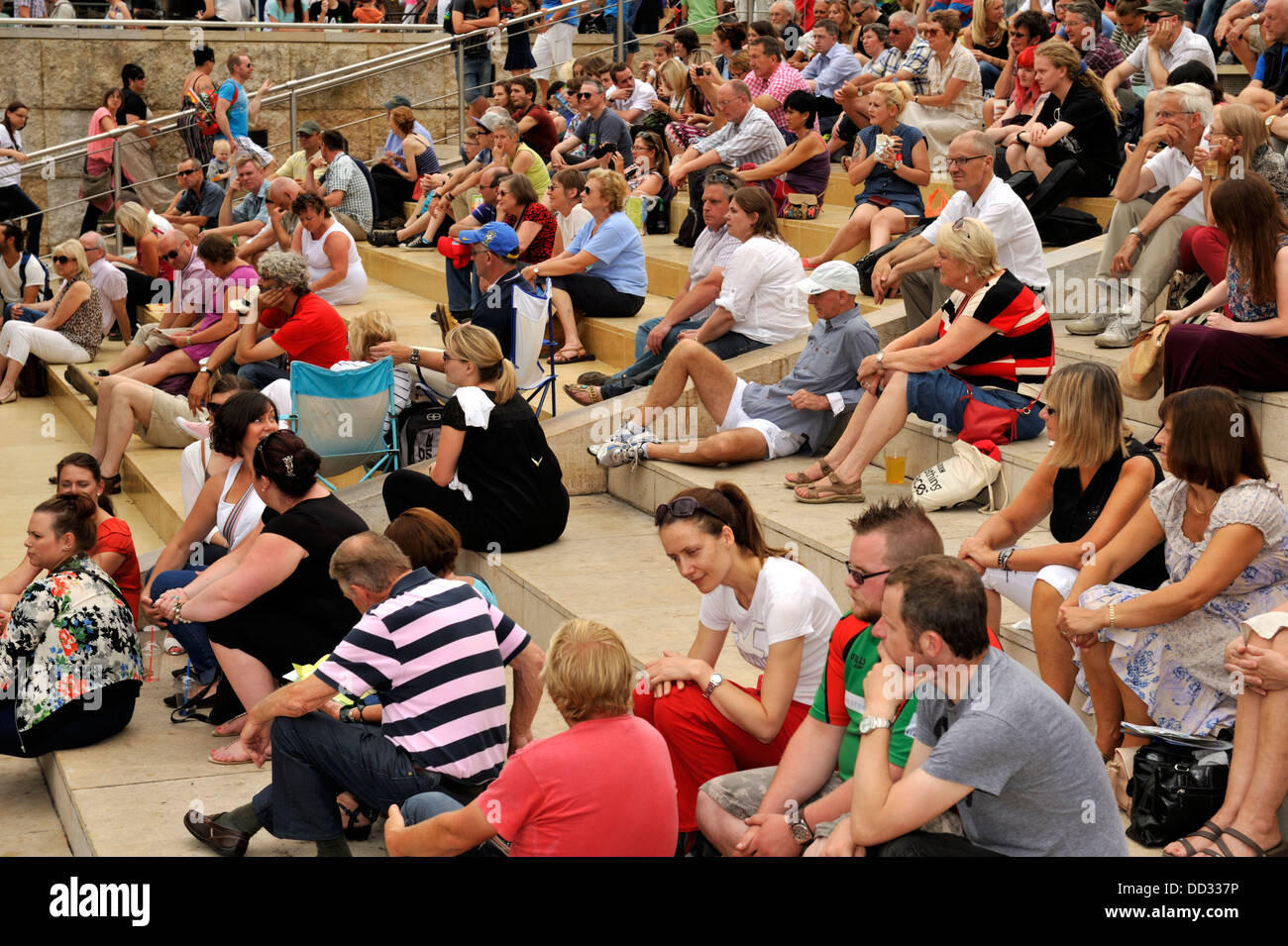 Crowd people sitting on steps hi-res stock photography and images - Alamy