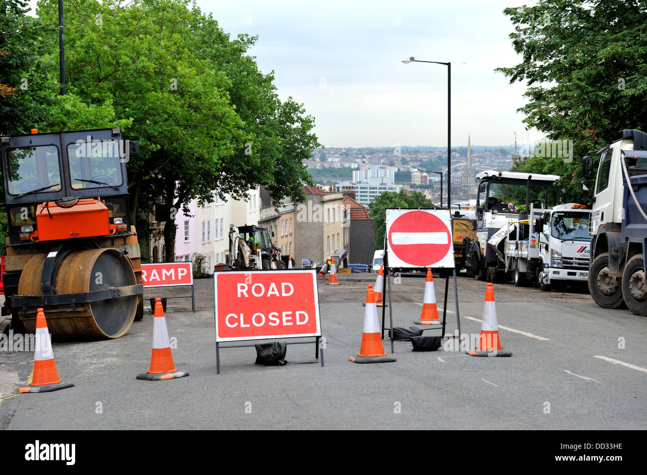Road closed uk sign hi-res stock photography and images - Alamy