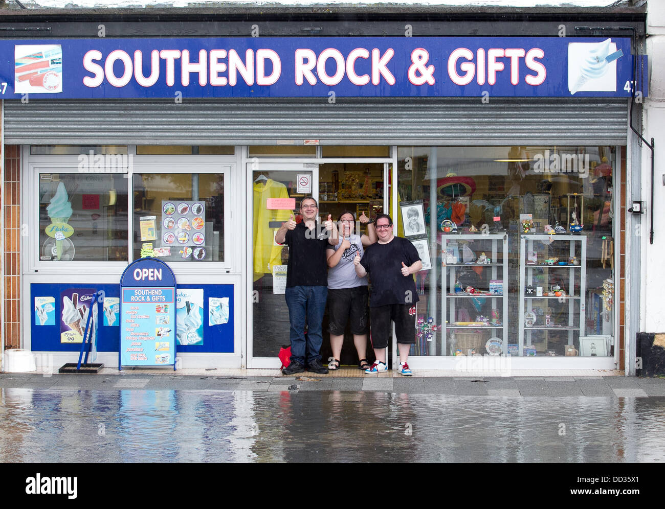Whitby gift shop hi-res stock photography and images - Alamy