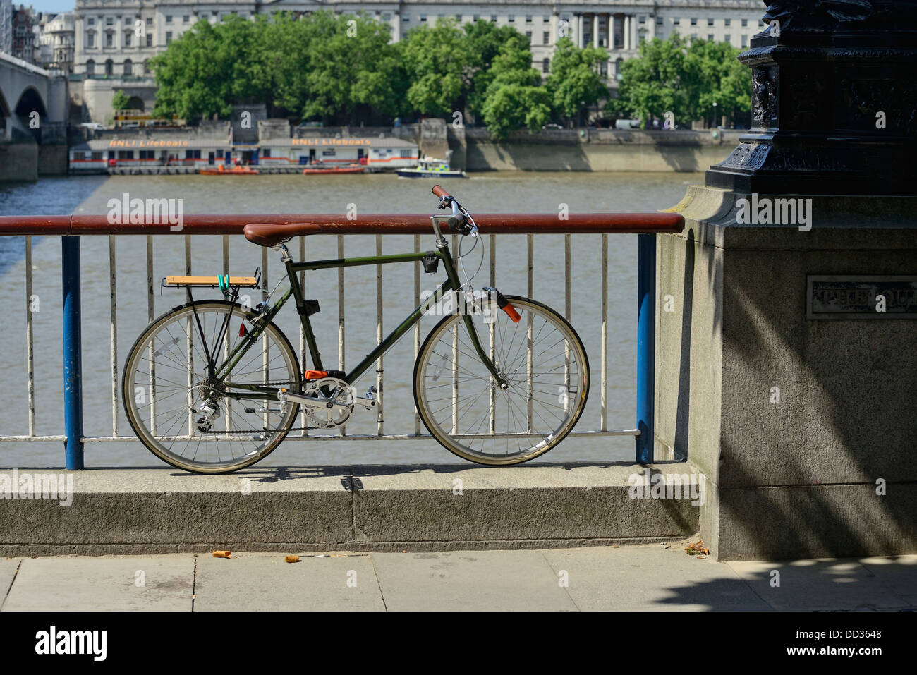 Bicycle chained to railings hi-res stock photography and images - Alamy