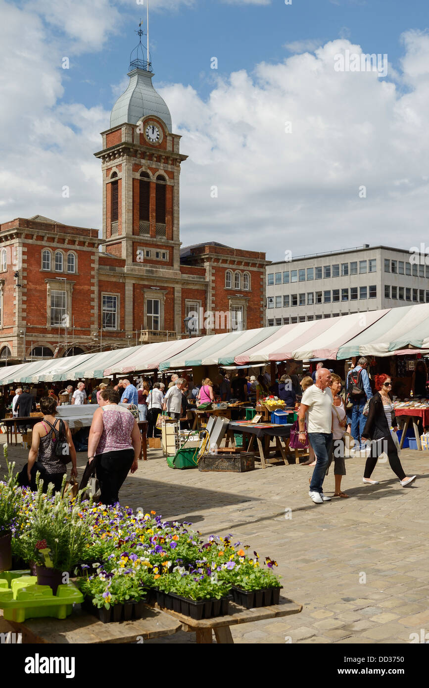 Shoppers visiting the outdoor market in Chesterfield town centre Stock ...