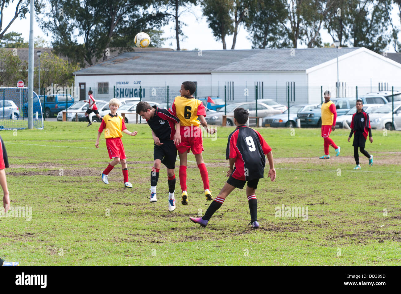 Soccer player jumping head ball hi-res stock photography and images - Alamy