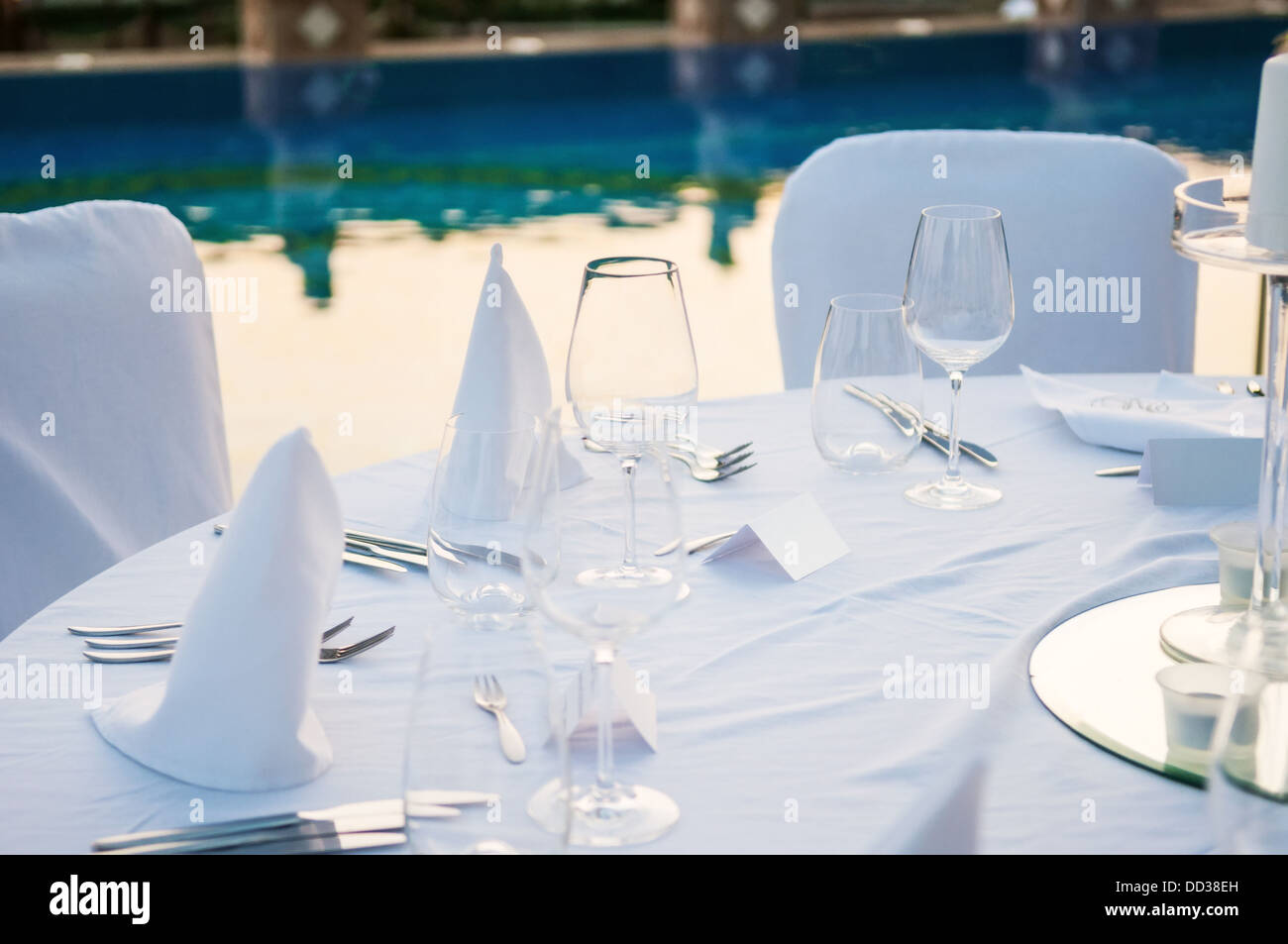 Romantic wedding reception at beach resort Stock Photo - Alamy