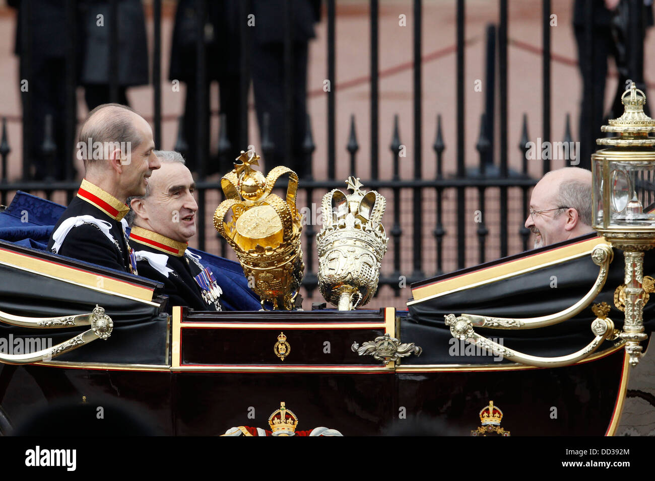 The ceremonial maces when Queen Elizabeth II's leaves Buckingham Palace ...