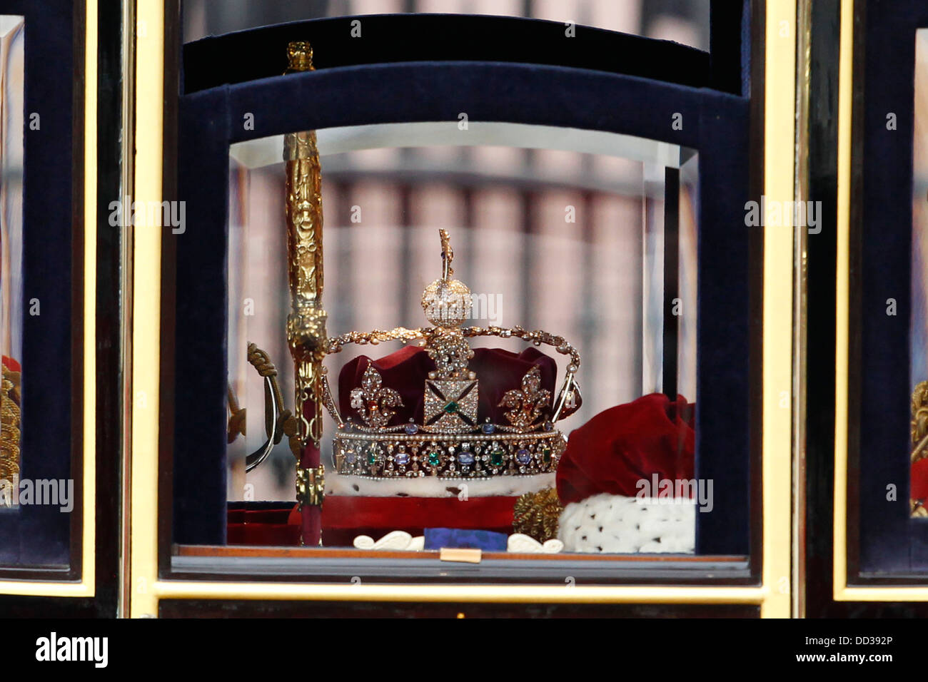 Imperial state crown england hi-res stock photography and images - Alamy