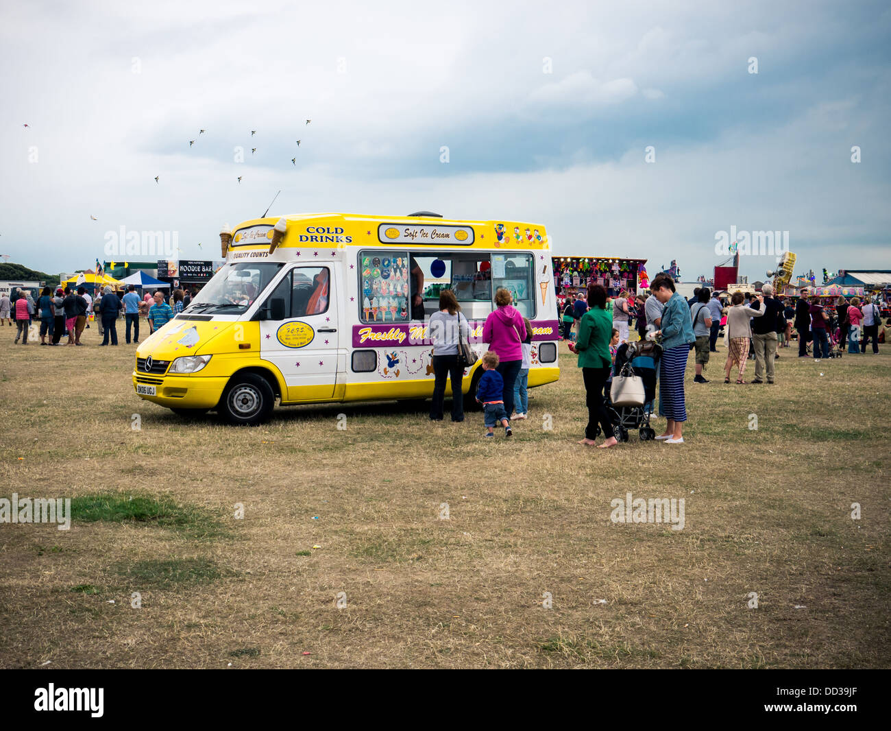 Ice cream van family hi-res stock photography and images - Alamy