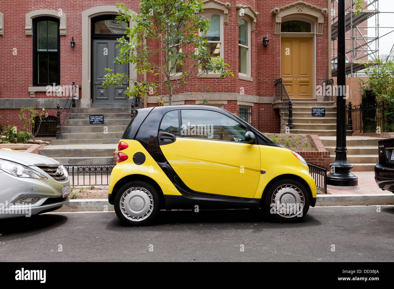 Yellow smart car hi-res stock photography and images - Alamy