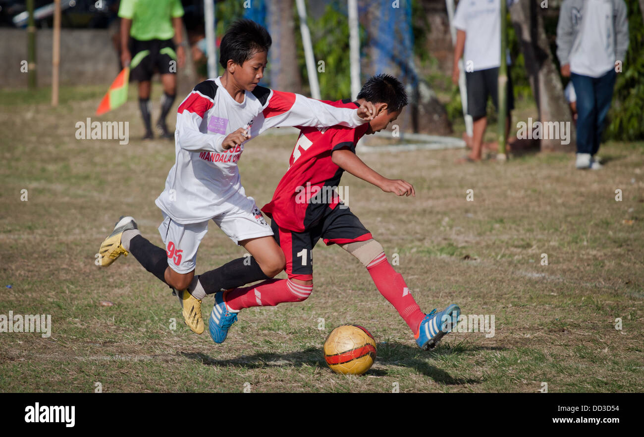 Teen football tackling hi-res stock photography and images - Alamy