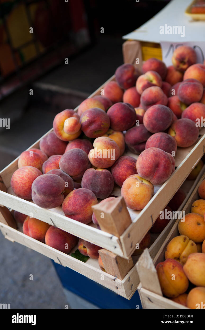 Each peach market hi-res stock photography and images - Alamy
