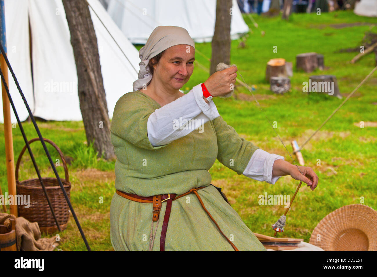 Medieval woman spinning hi-res stock photography and images - Alamy