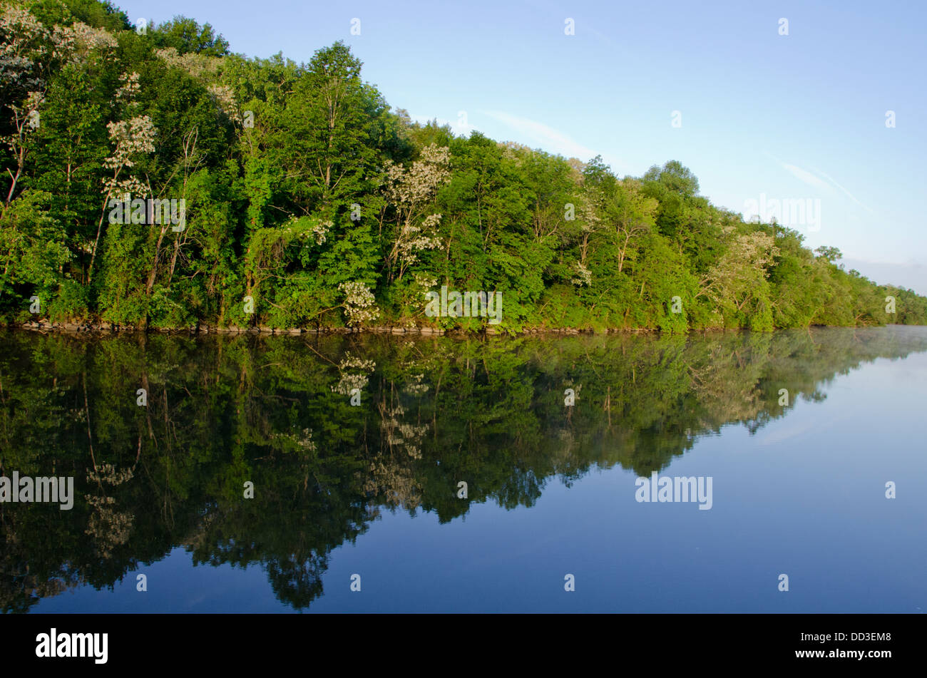 New York, Mohawk River, near Lock E14 at Canajoharie. Early morning ...