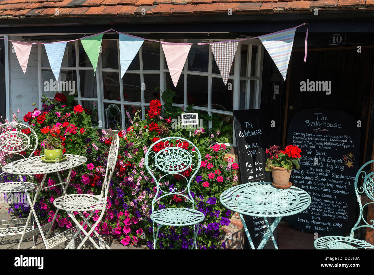 Traditional tea room or tearooms hi-res stock photography and images ...