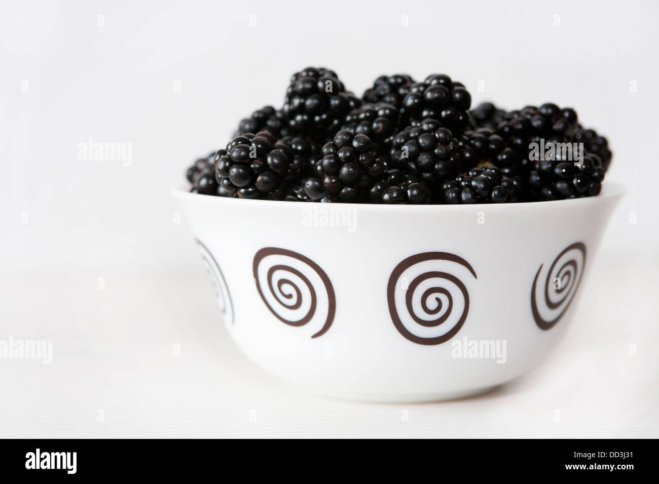 White blackberry fruits hi-res stock photography and images - Alamy
