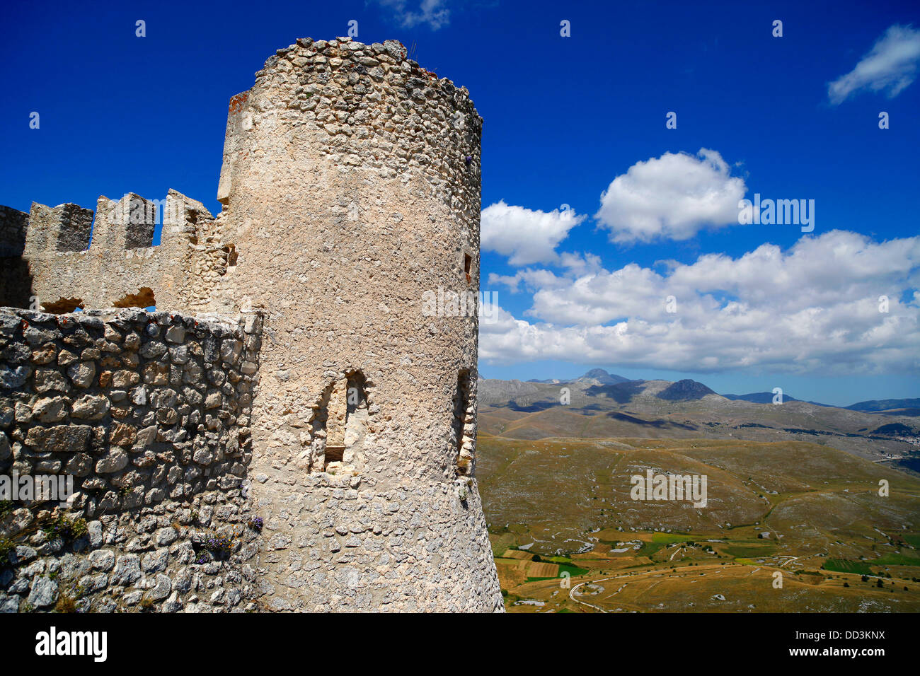 The medieval castle at Rocca Calascio in Abruzzo, Italy Stock Photo - Alamy