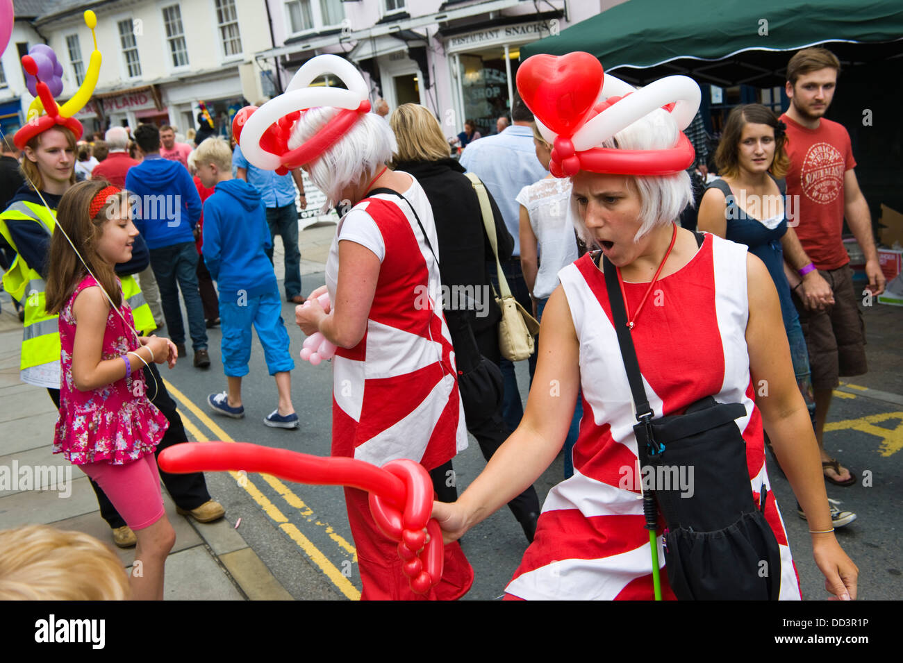 street performer Balloonatic balloon artists making shaped balloons on ...