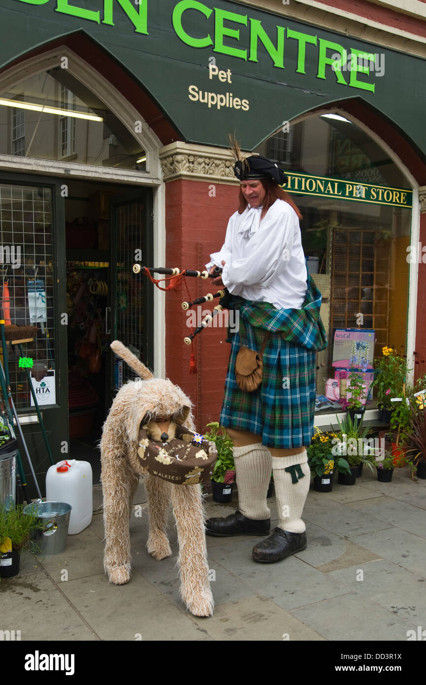 Male street performer dog hi-res stock photography and images - Alamy