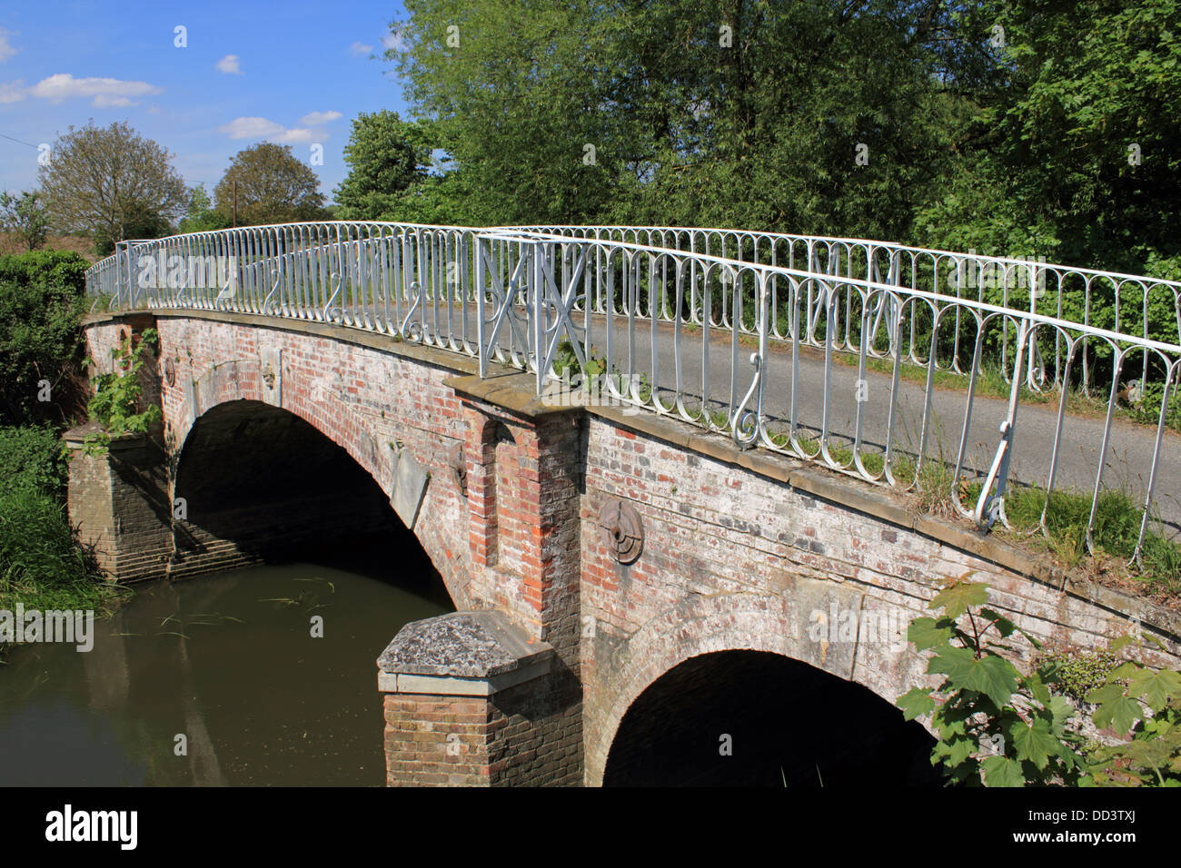 Leatherhead bridge river mole surrey hi-res stock photography and ...