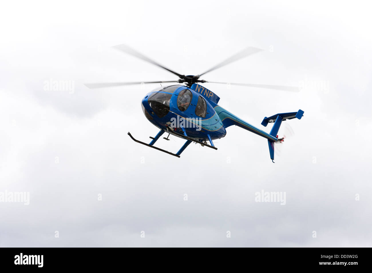 Hughes 500E (McDonnell Douglas 368E) N7NP about to land at Sandtoft ...