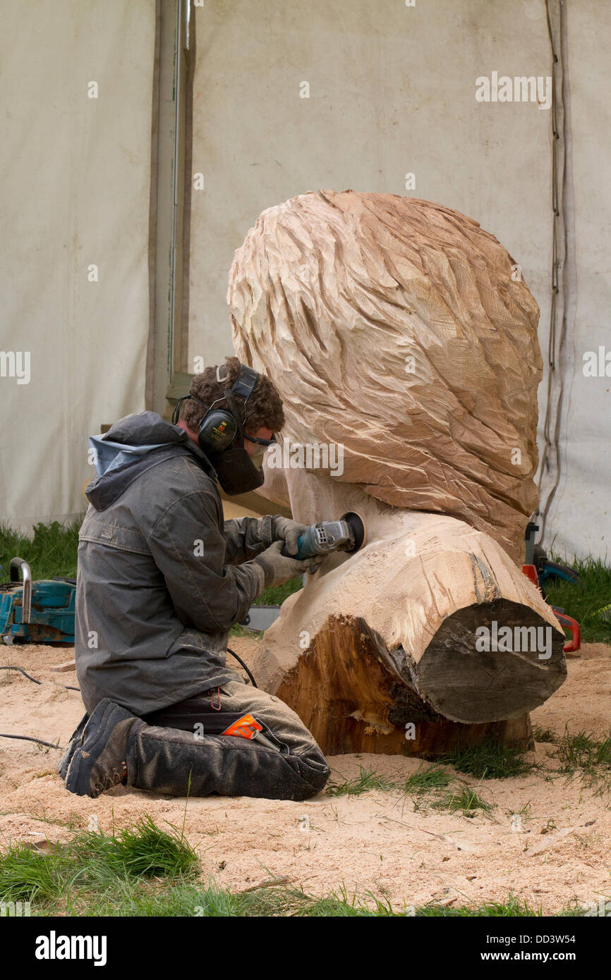 Artist carving wood uk hi-res stock photography and images - Alamy