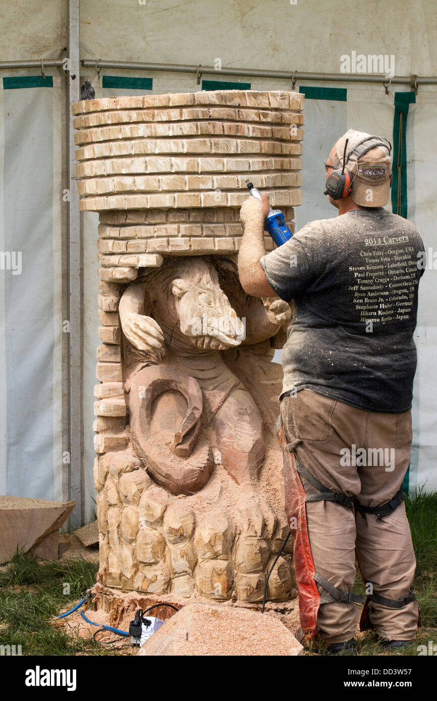 Wood carving lizard hi-res stock photography and images - Alamy