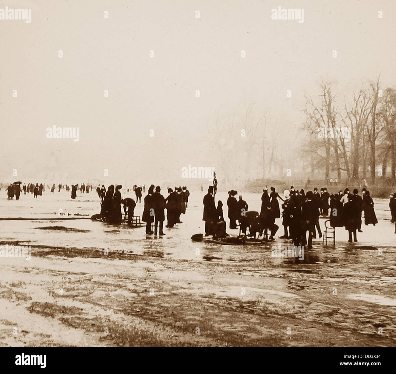Victorian ice skating hi-res stock photography and images - Alamy