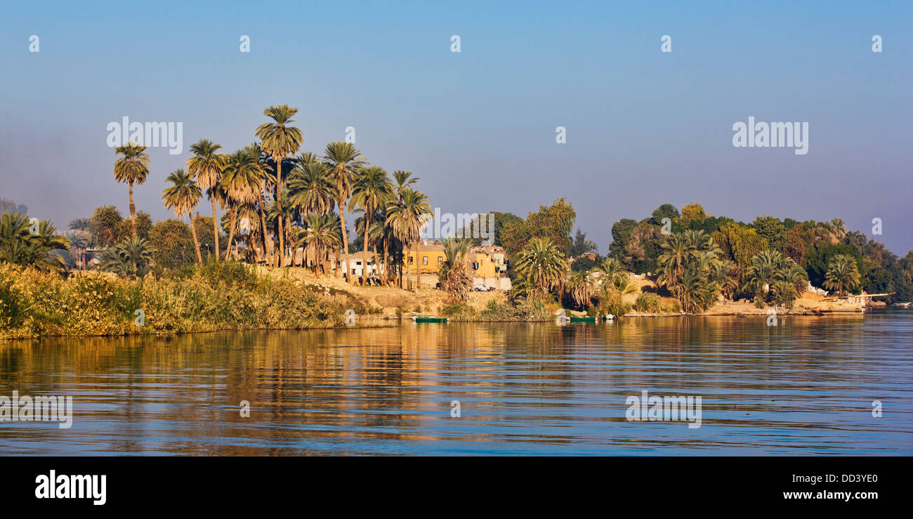 Homes on river nile hi-res stock photography and images - Alamy