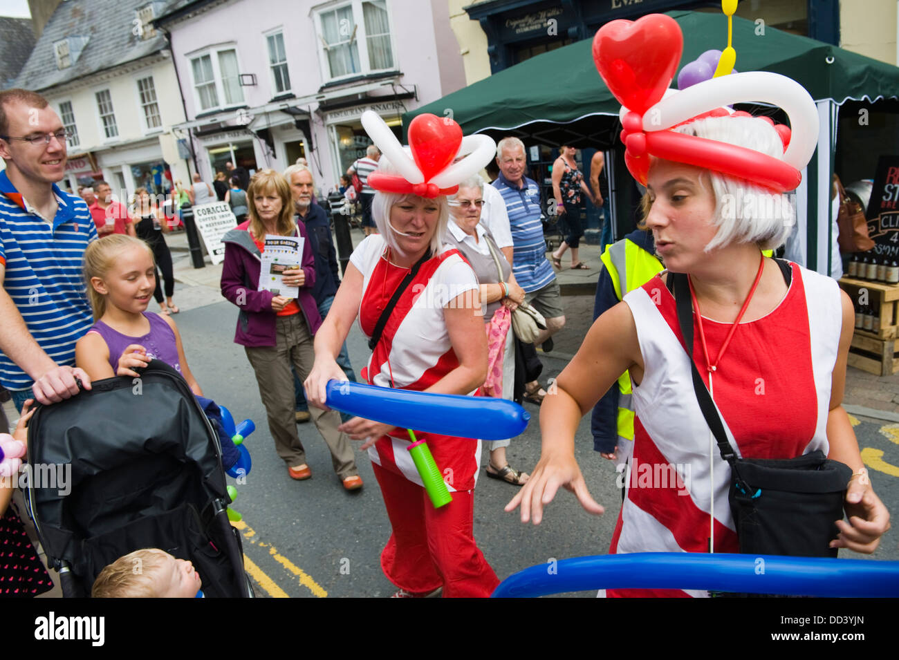 street performer Balloonatic balloon artists making shaped balloons on ...