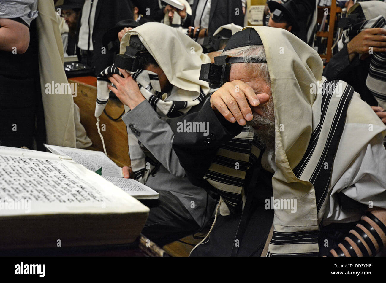 88 year old man orthodox Jewish man leads morning prayer services at ...