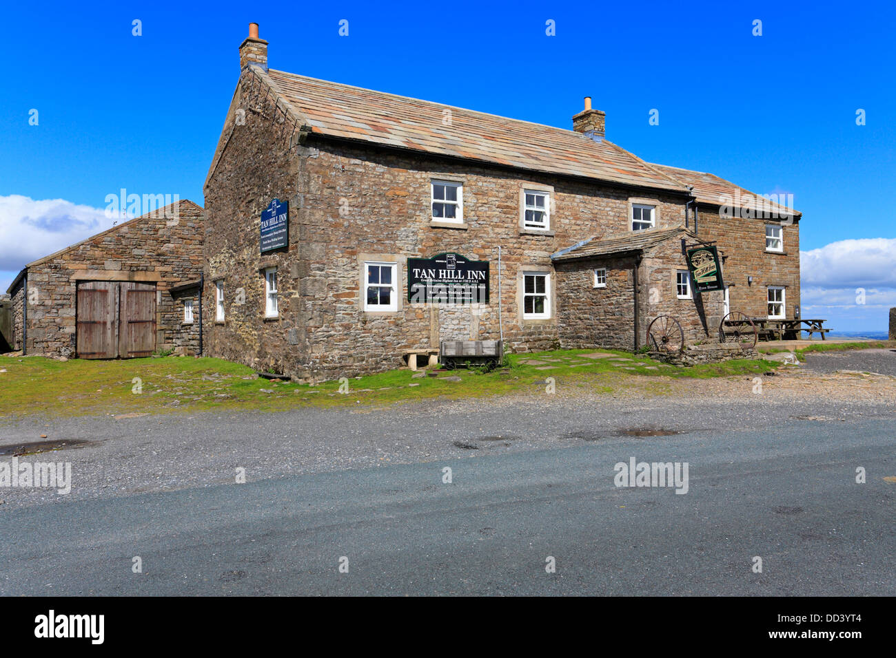 Tan hill inn hi-res stock photography and images - Alamy