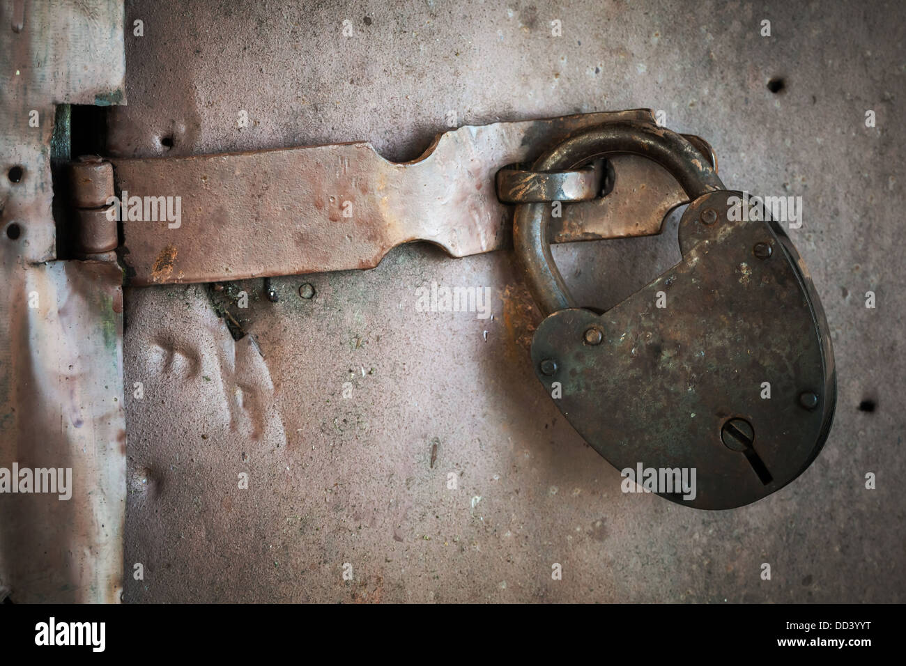 Old rusted lock hangs on metal door. Closeup photo Stock Photo - Alamy