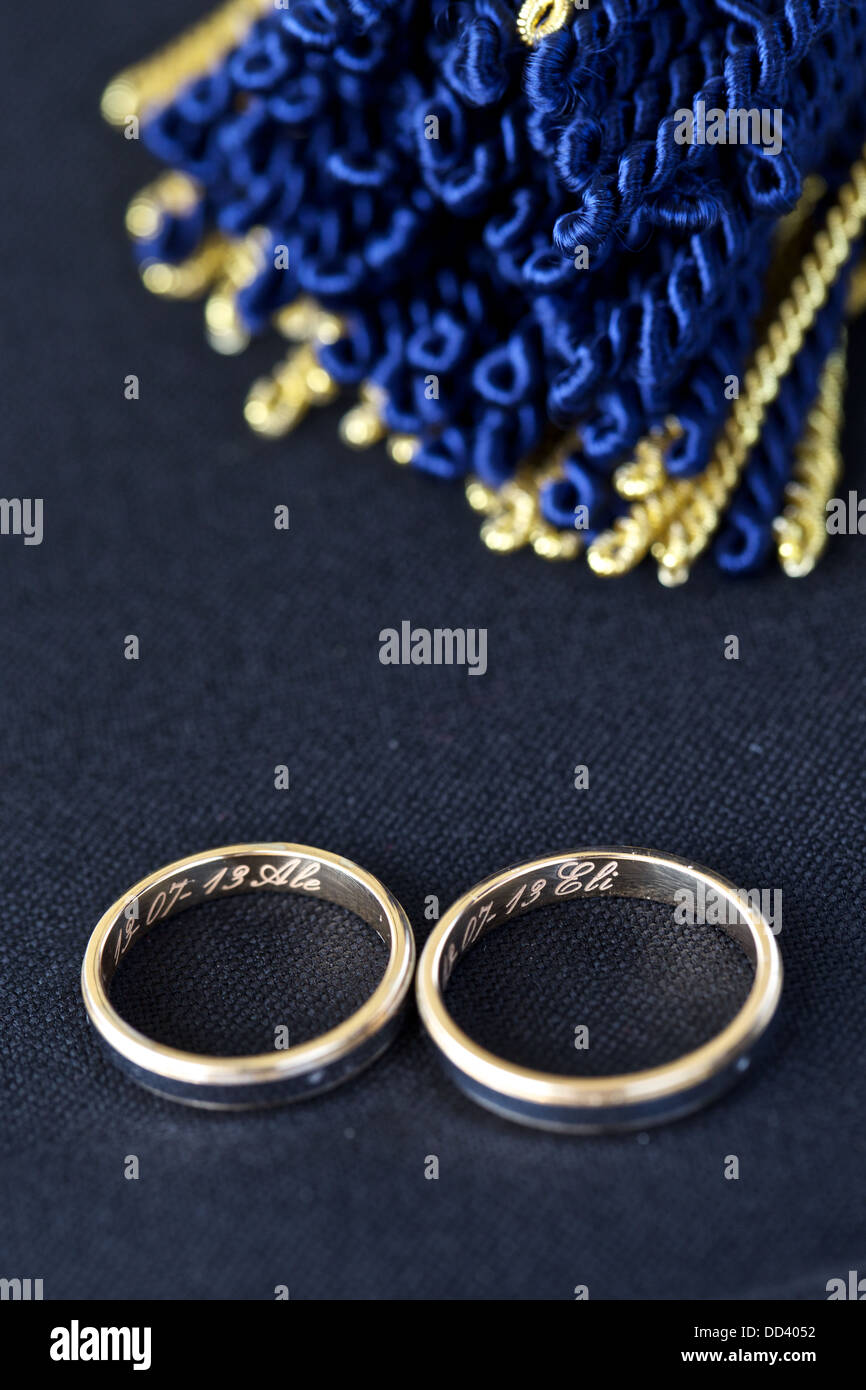 Ring sharing hi-res stock photography and images - Alamy