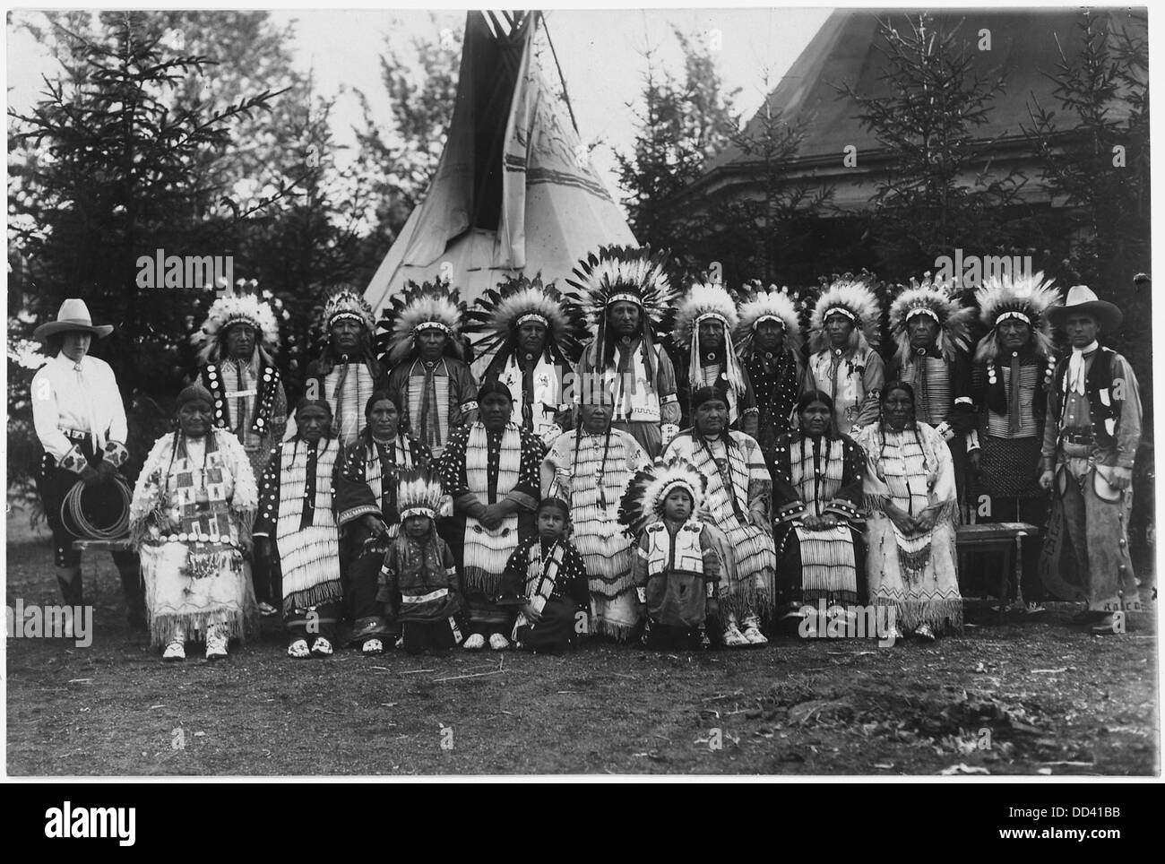 Sioux indians in native dress hi-res stock photography and images - Alamy