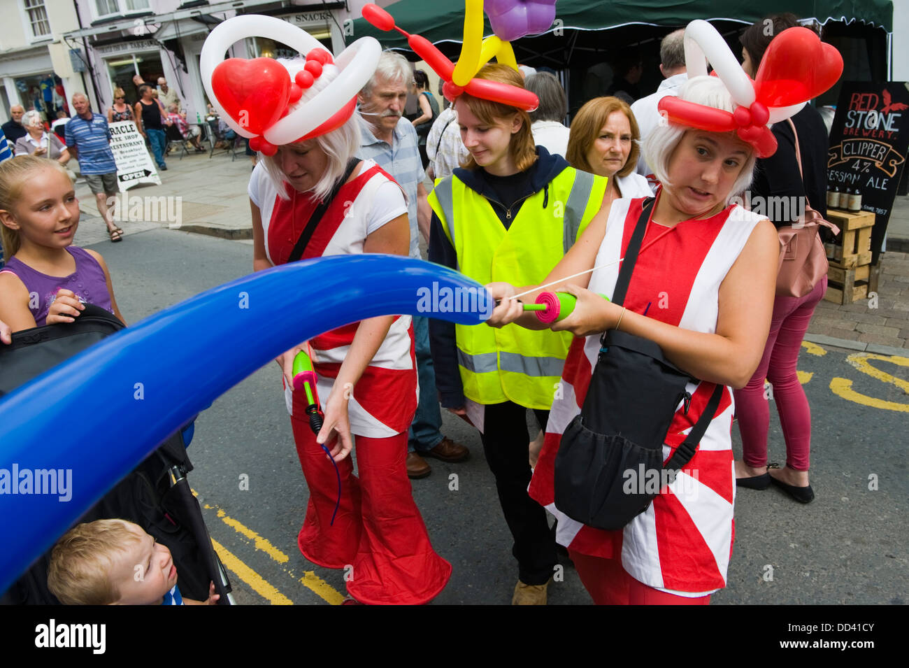 street performer Balloonatic balloon artists making shaped balloons on ...