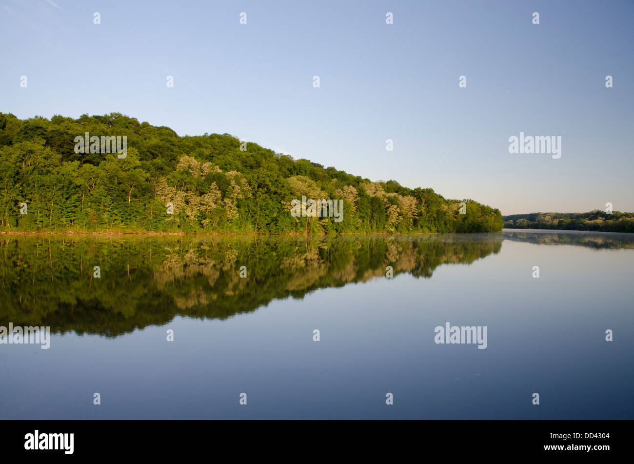 New York, Mohawk River, near Lock E14 at Canajoharie. Early morning ...