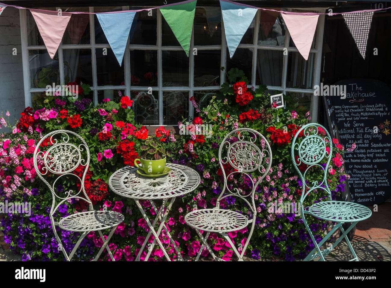 Traditional tea room or tearooms hi-res stock photography and images ...
