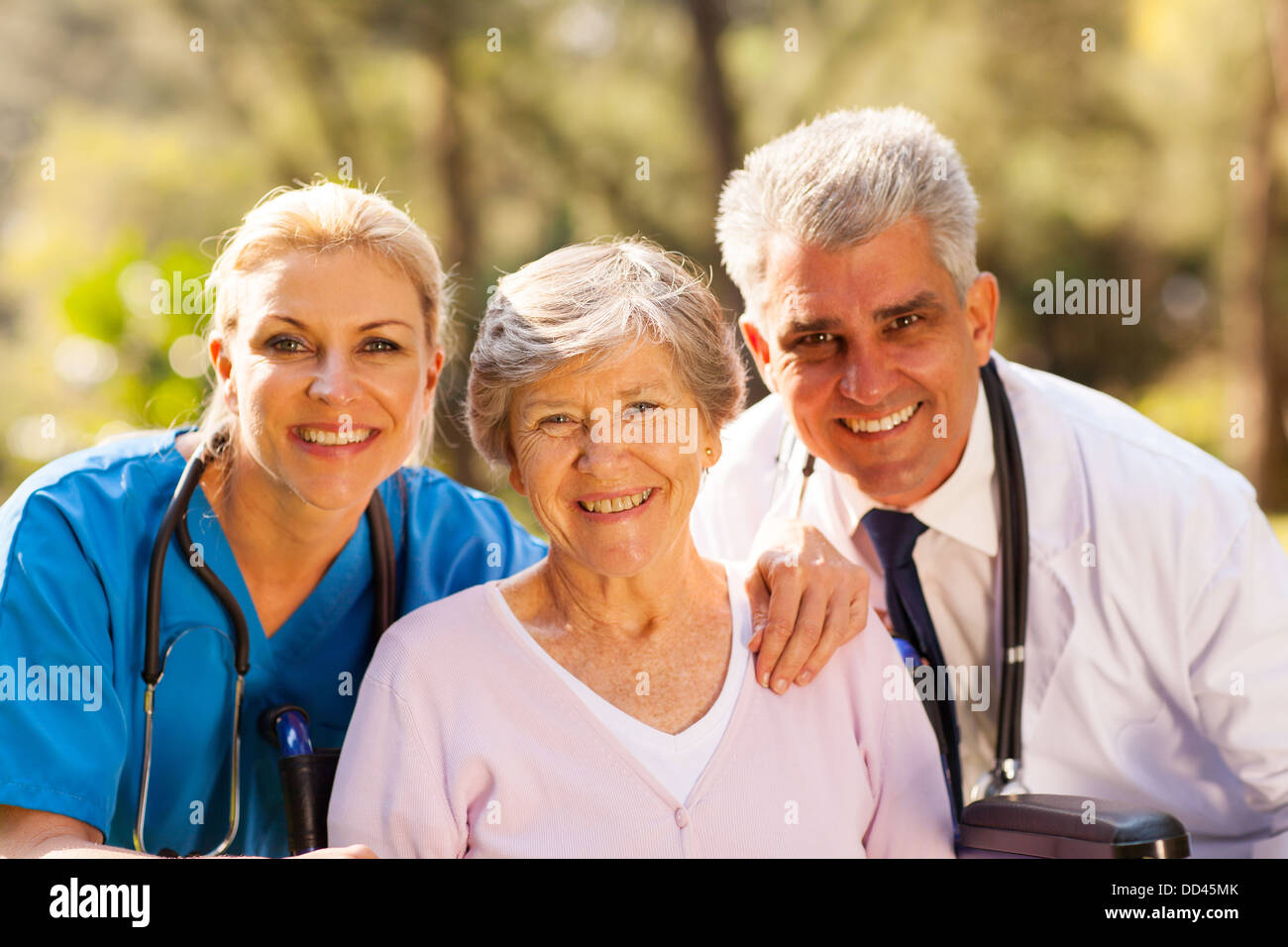 Hospital workers smiling hi-res stock photography and images - Alamy