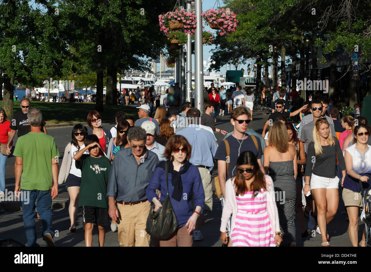Waterfront crowd hi-res stock photography and images - Alamy