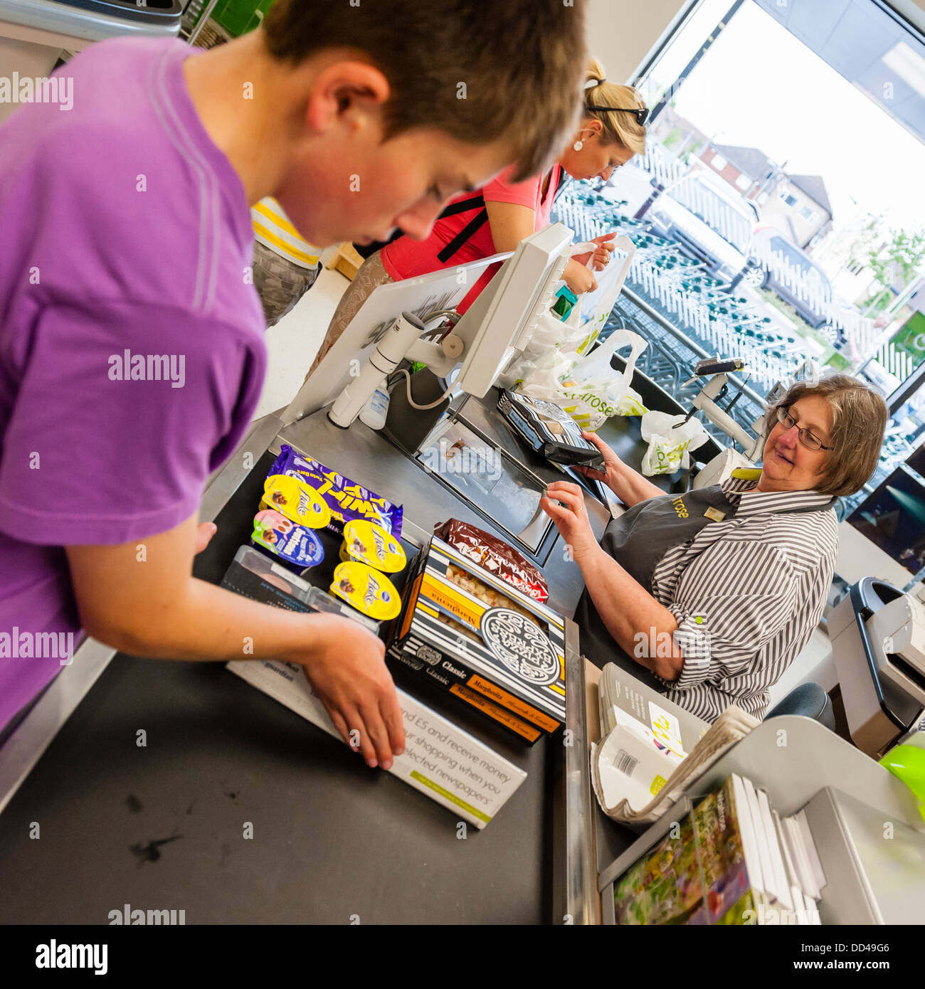Woman at supermarket checkout uk hi-res stock photography and images ...