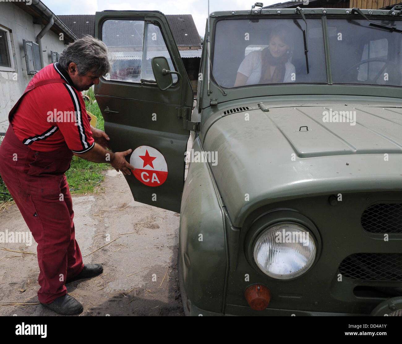 Repairing army vehicles hi-res stock photography and images - Alamy