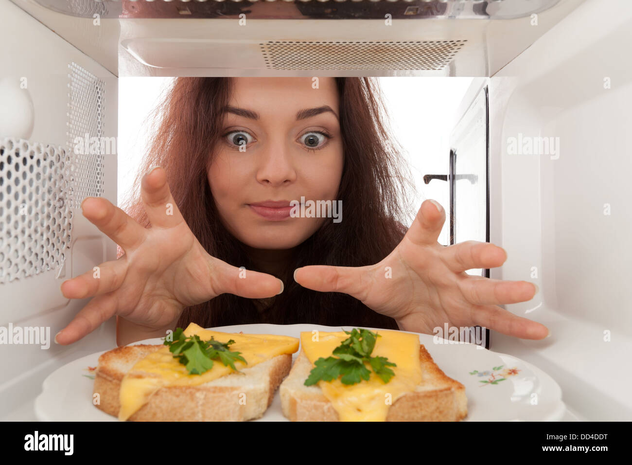 Woman looks in oven hi-res stock photography and images - Alamy